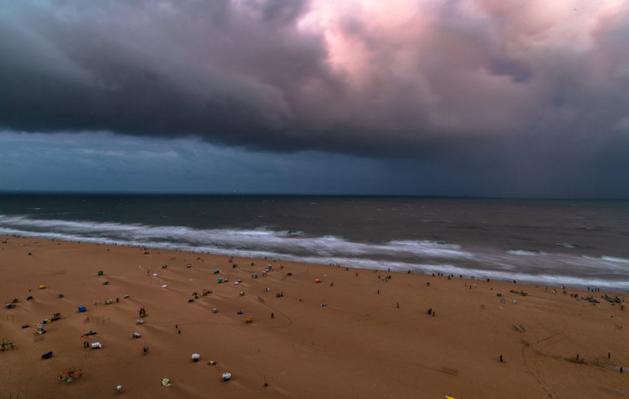 While photographer Vijay Sriram waited patiently on the Marina for Gaja ...